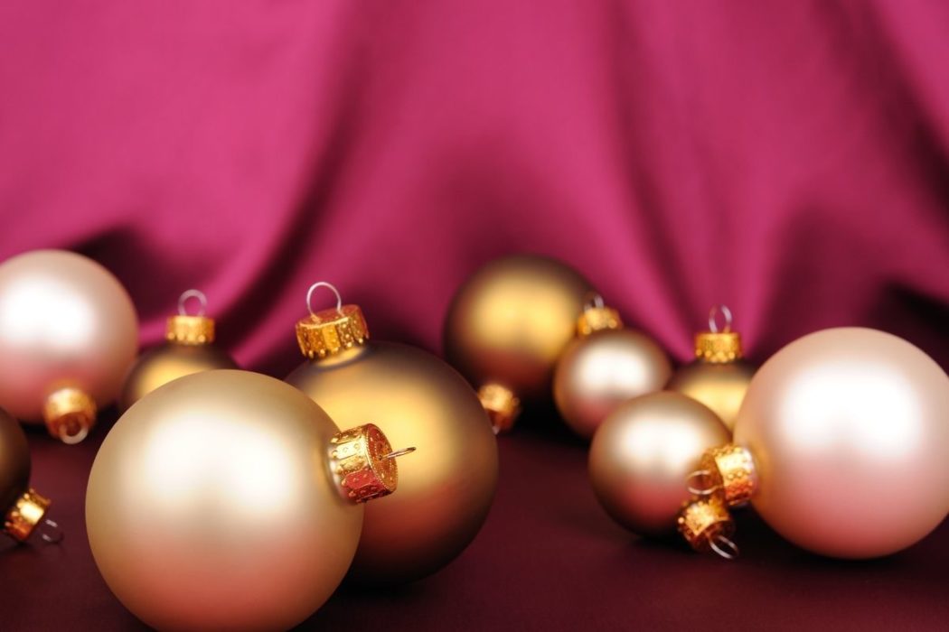 What Color Goes With Burgundy?